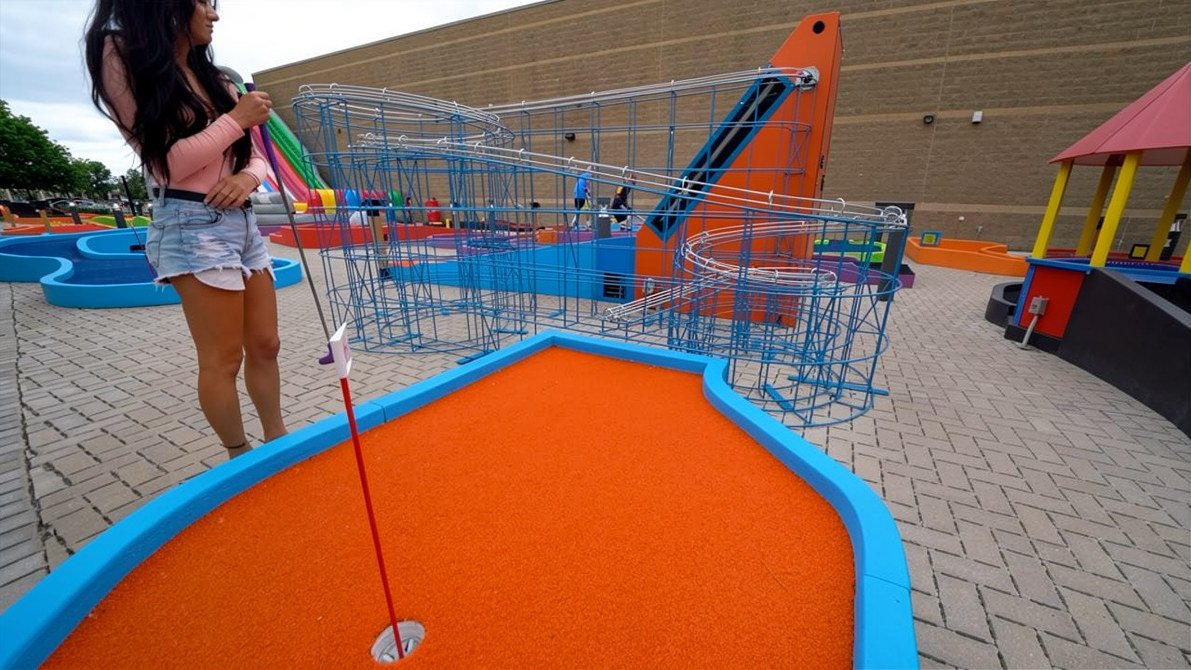 A unique mini golf hole experience