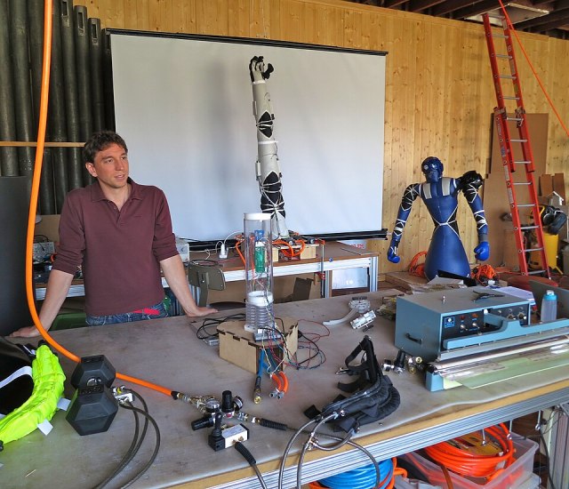 Porosity-engineered soft robots achieve jointless multidimensional motion