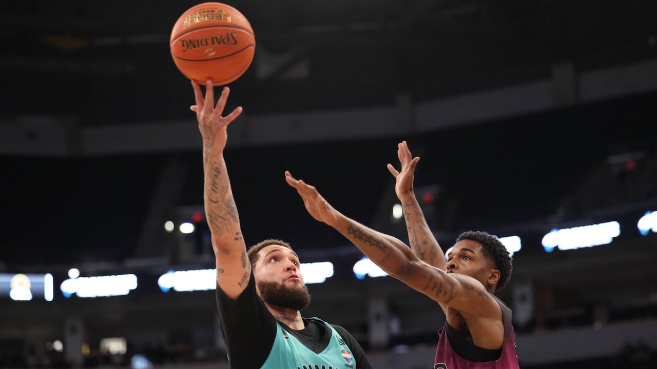 Allen's huge 1st half leads Sea Bears to win over Mamba
