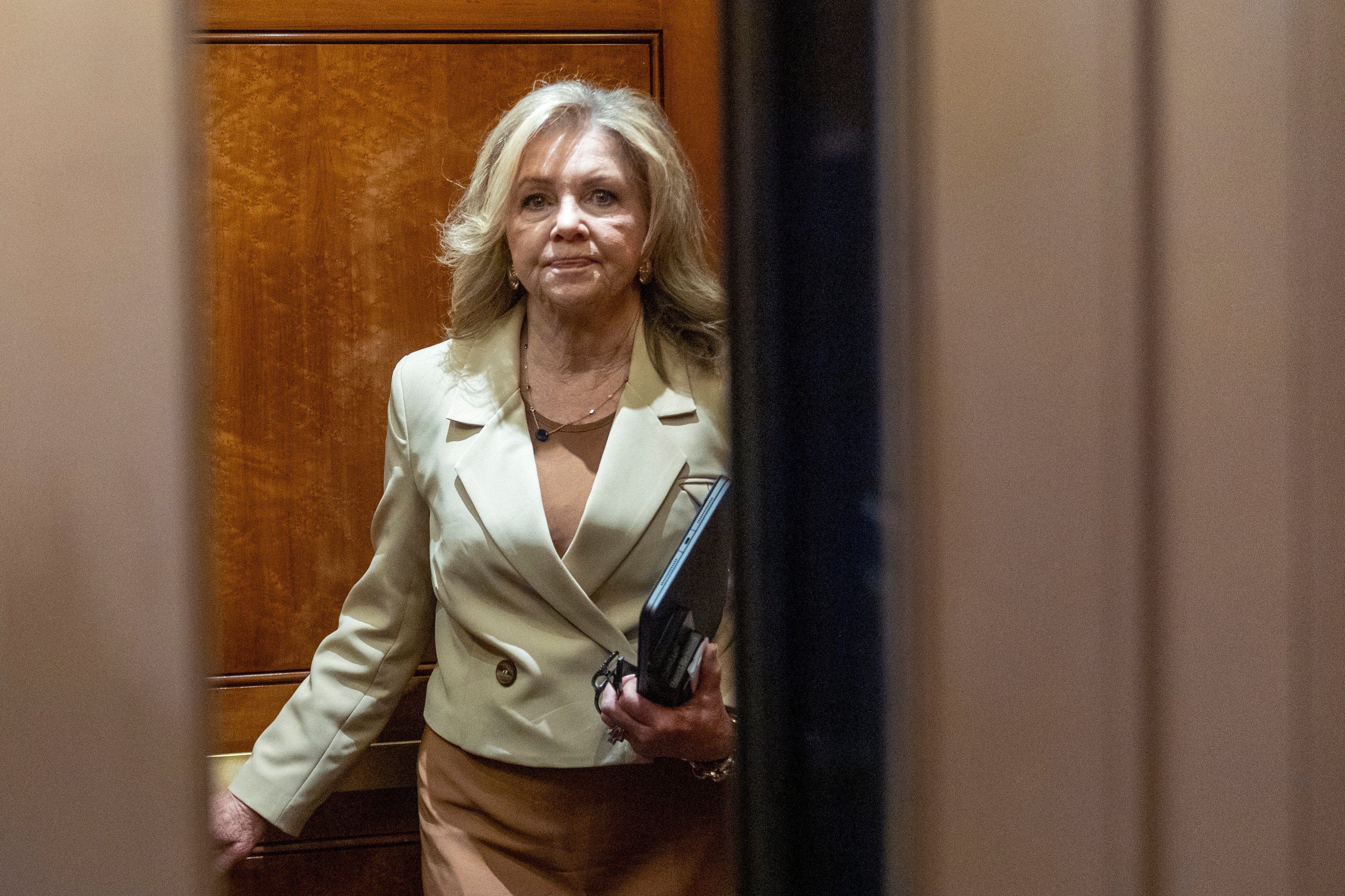 Rogue elevator thwarts MAGA senator's excruciatingly awkward attempt to ...