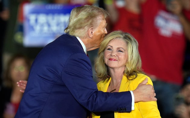 Rogue elevator thwarts MAGA senator's excruciatingly awkward attempt to ...