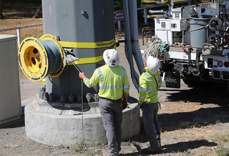 140-foot power line repairs begin after deadly plane crash over ...
