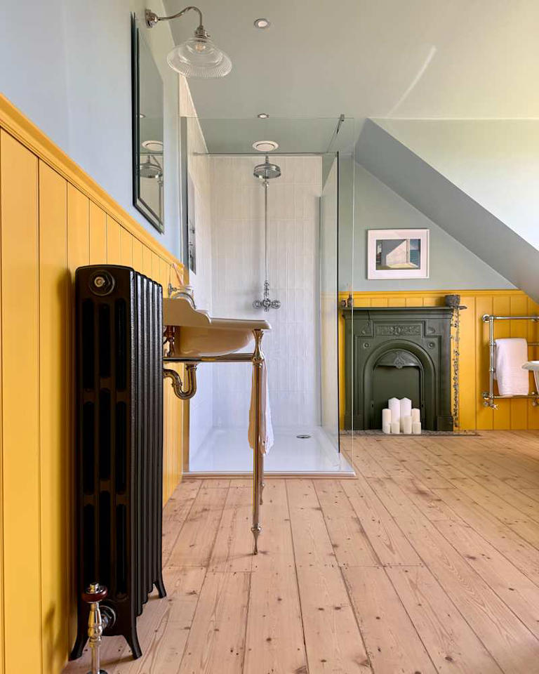 A color consultant turned a bedroom into a bold bathroom