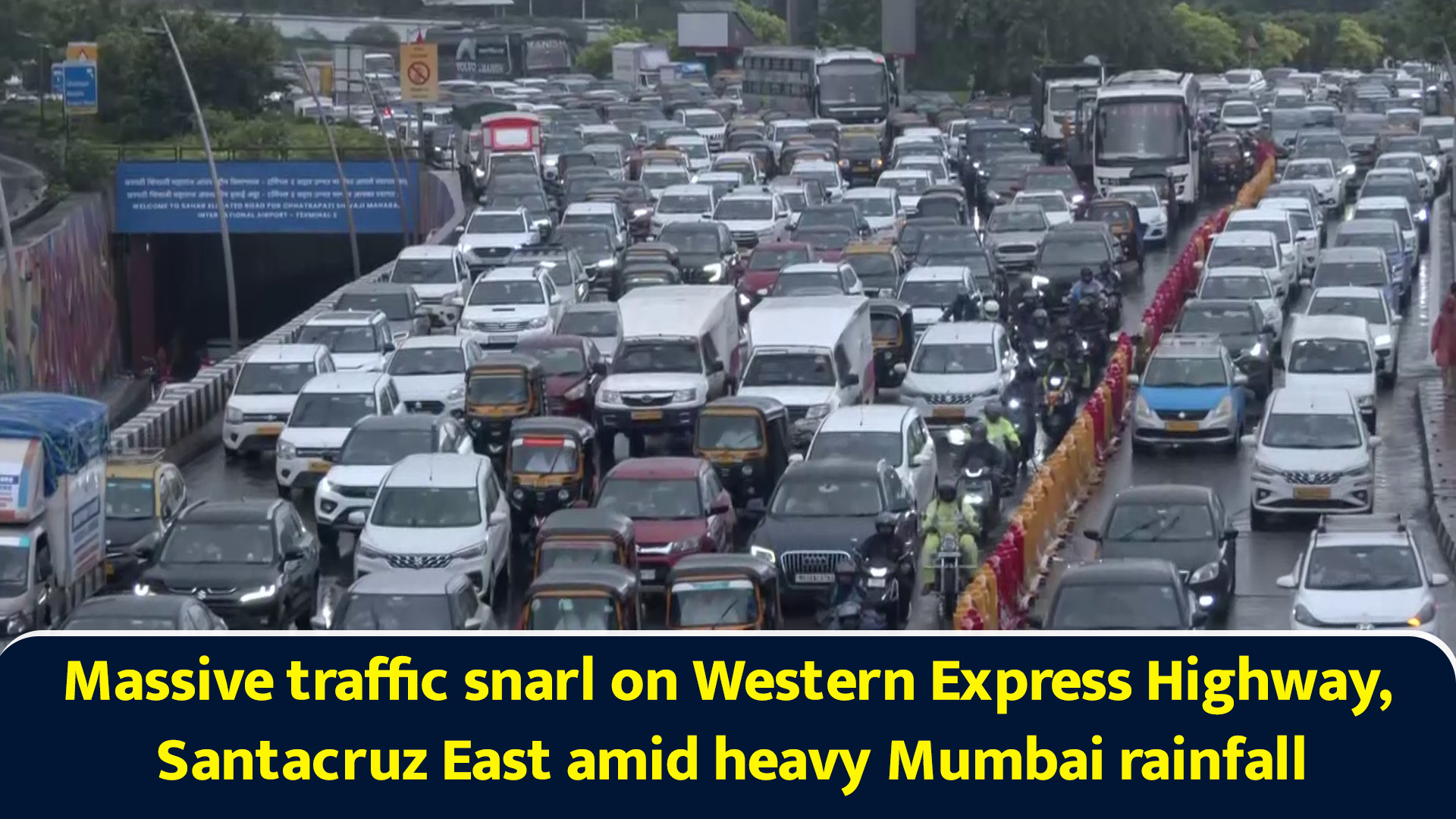 Massive traffic snarl on Western Express Highway, Santacruz East amid ...