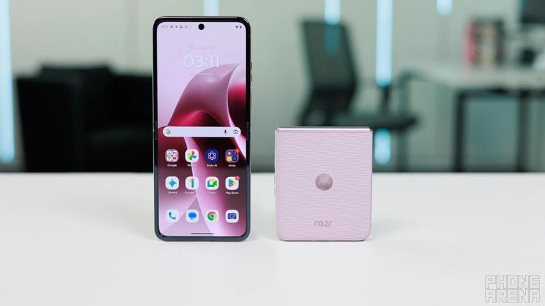 Motorola's big-battery Razr (2026) foldable scores a surprising $123 ...