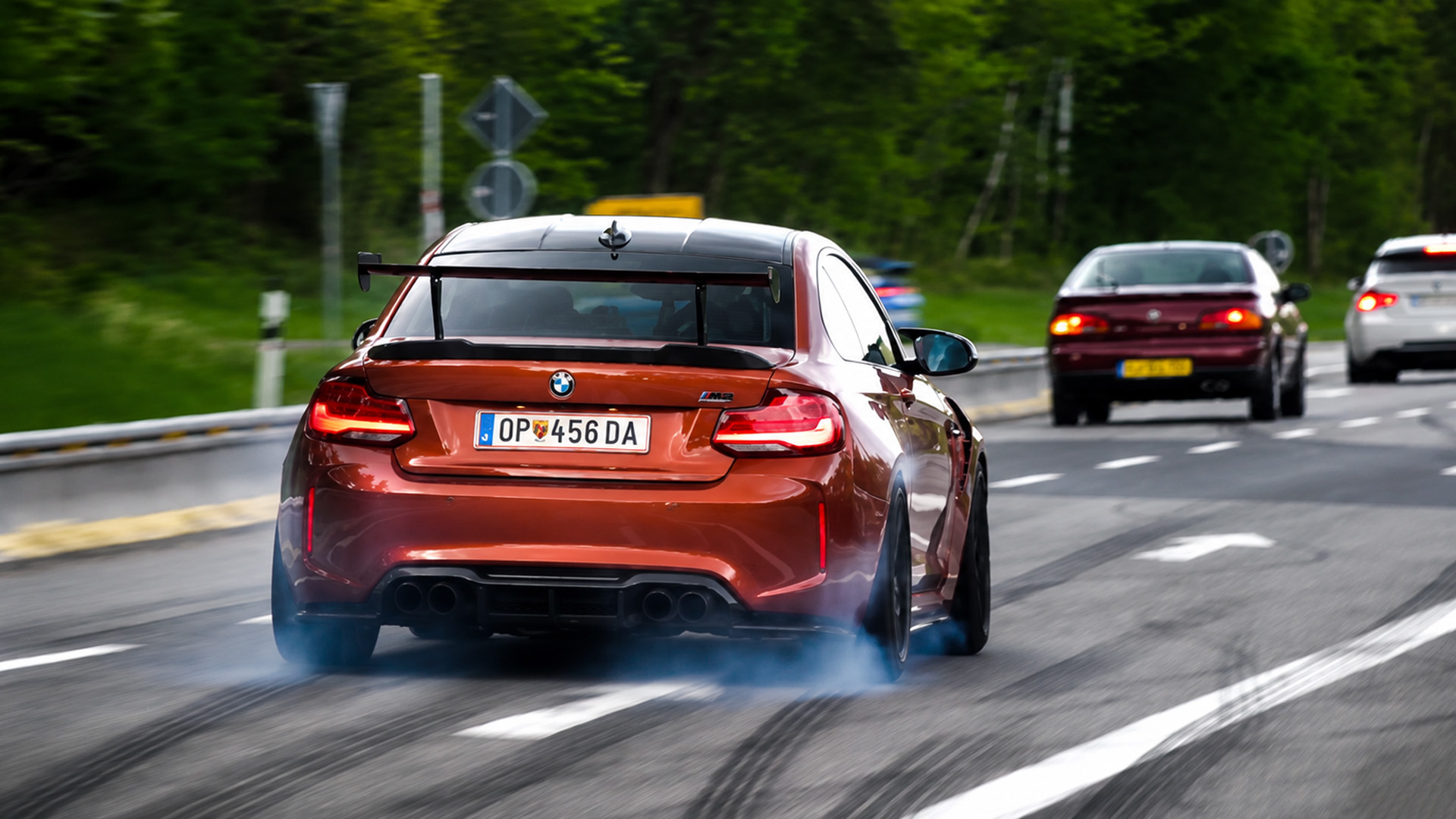 BMW M2 nearly slips during fast road acceleration