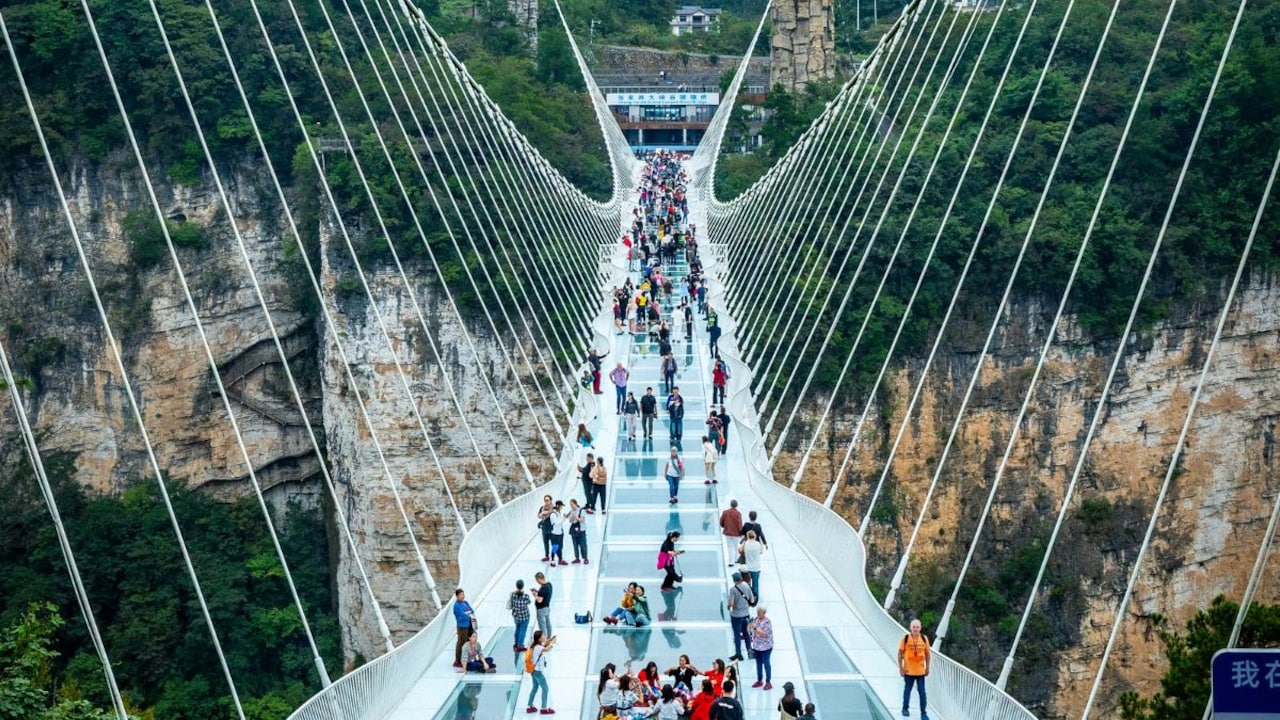 Teen reportedly cracks glass panel at China's famous glass bridge with ...