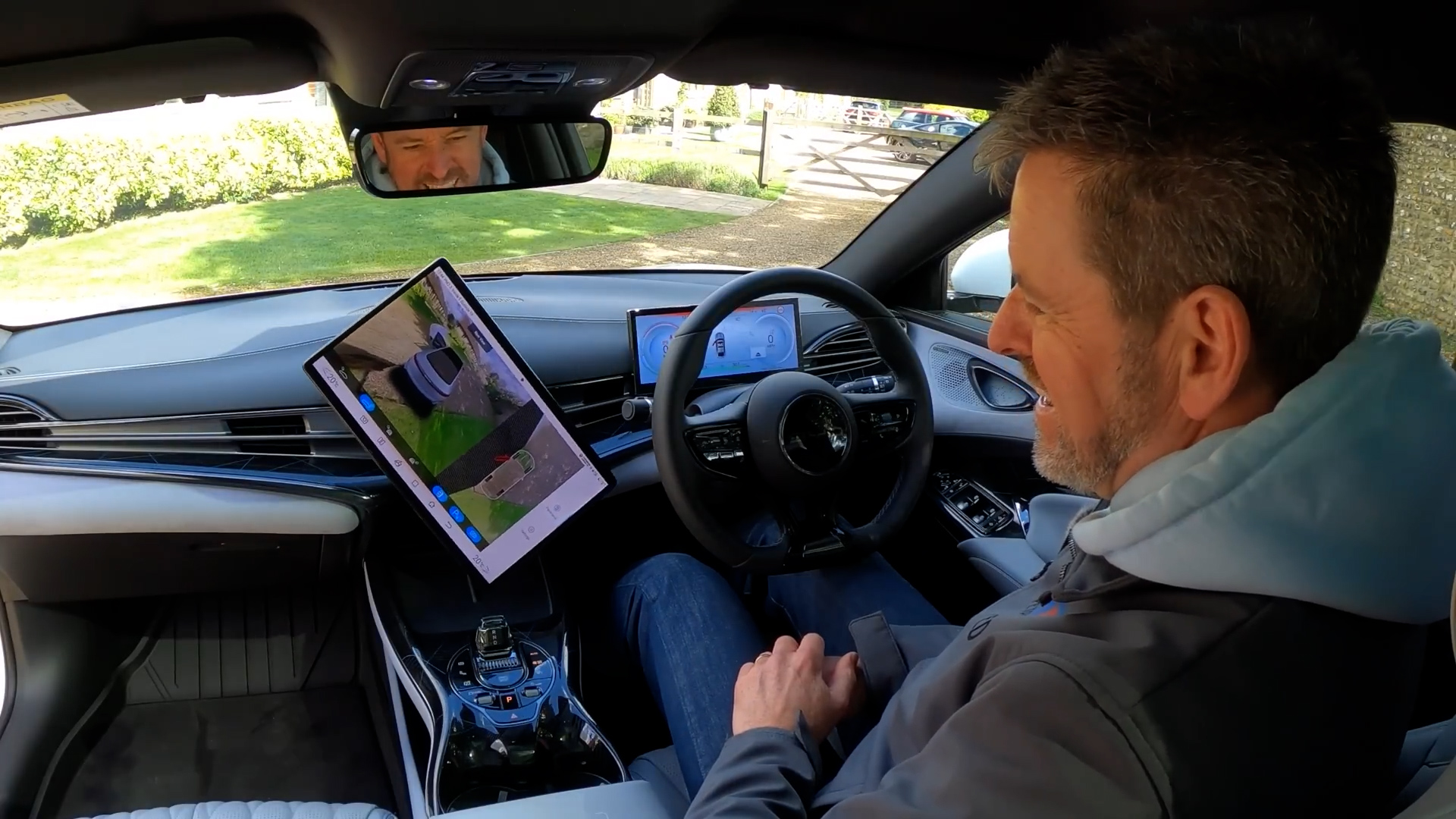 Exploring the unique rotating screen in the BYD Seal