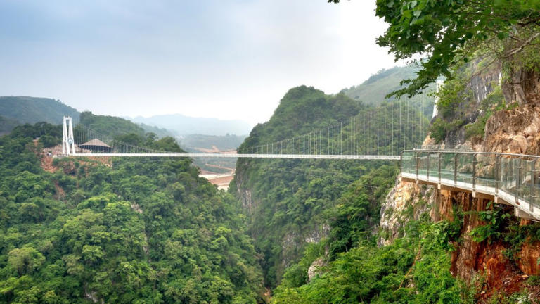 Teen reportedly cracks glass panel at China's famous glass bridge with ...