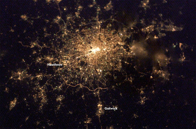 Aliens could detect our airports. Scientists say radar signals could ...
