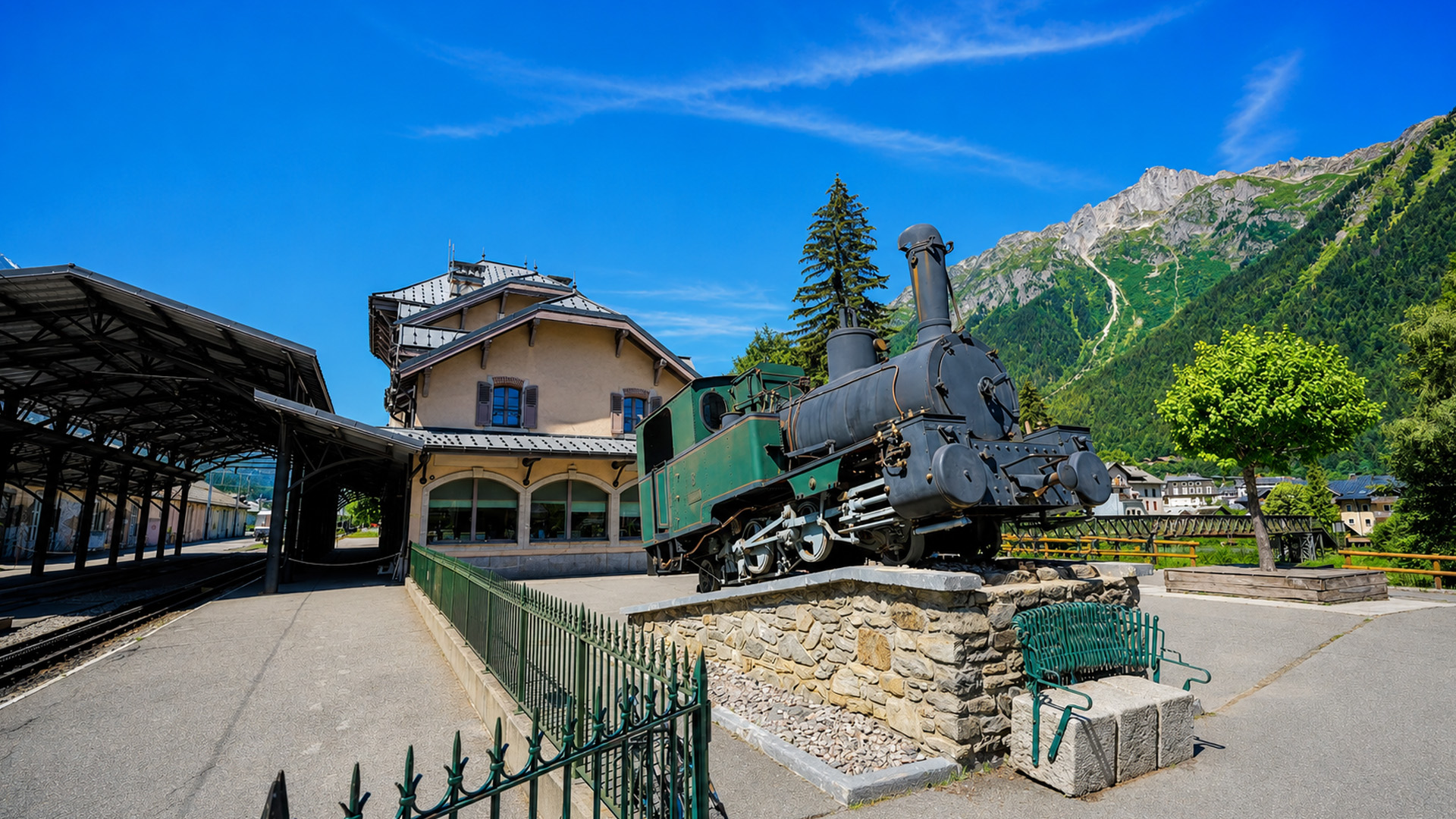 Mer de Glace welcomes a scenic ride through Mont Blanc (4K)