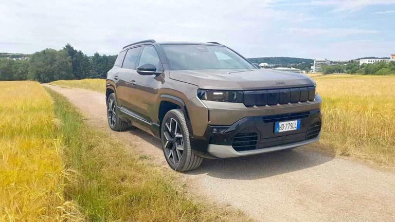 Nuova Jeep Compass 4xe elettrica 2026: 375 CV, trazione integrale e ...