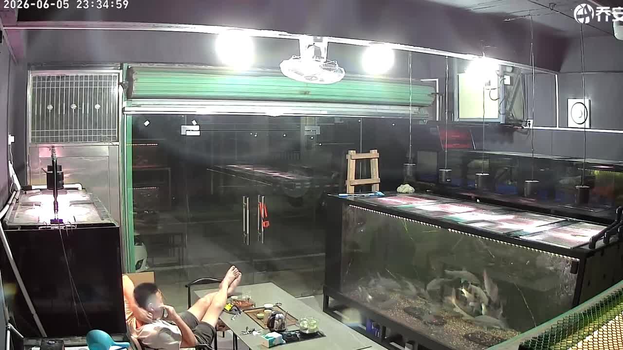 Fish tank suddenly bursts inside home in Jiangxi, China