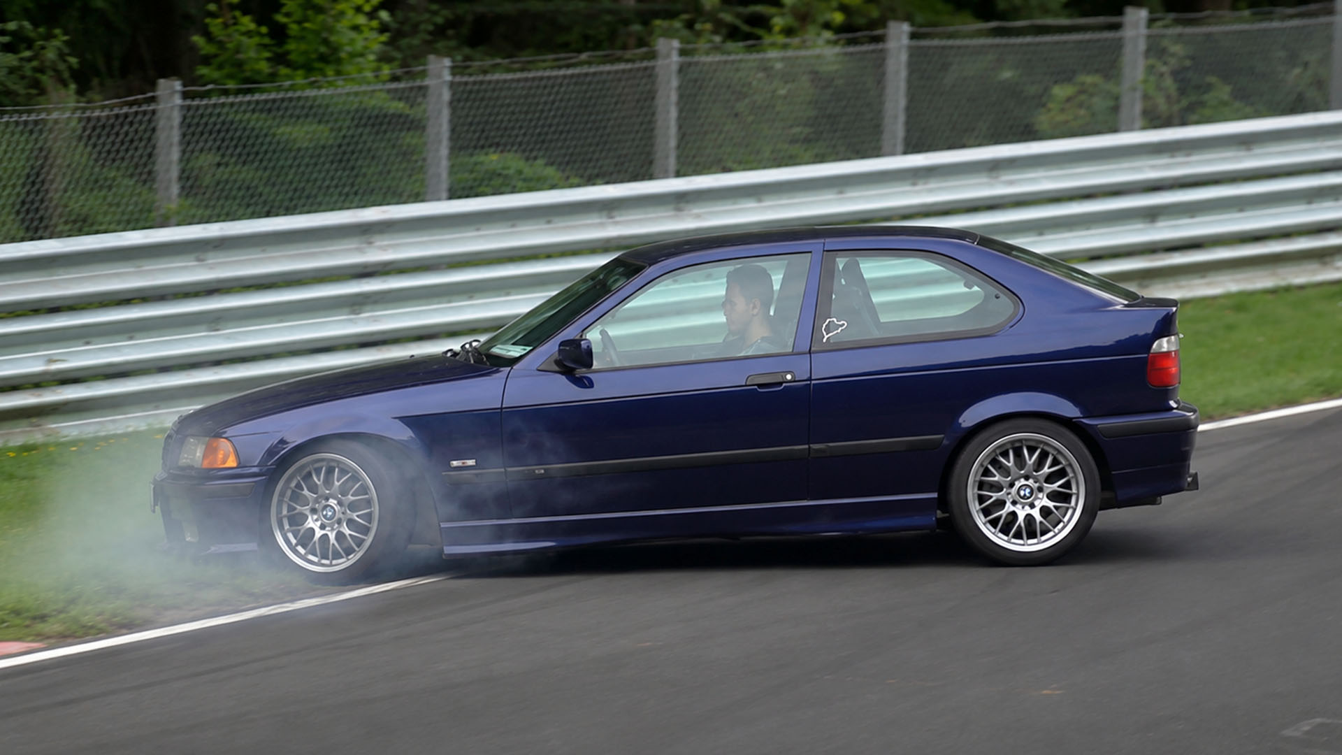 Driver recovers just in time after sudden slide at Nordschleife corner