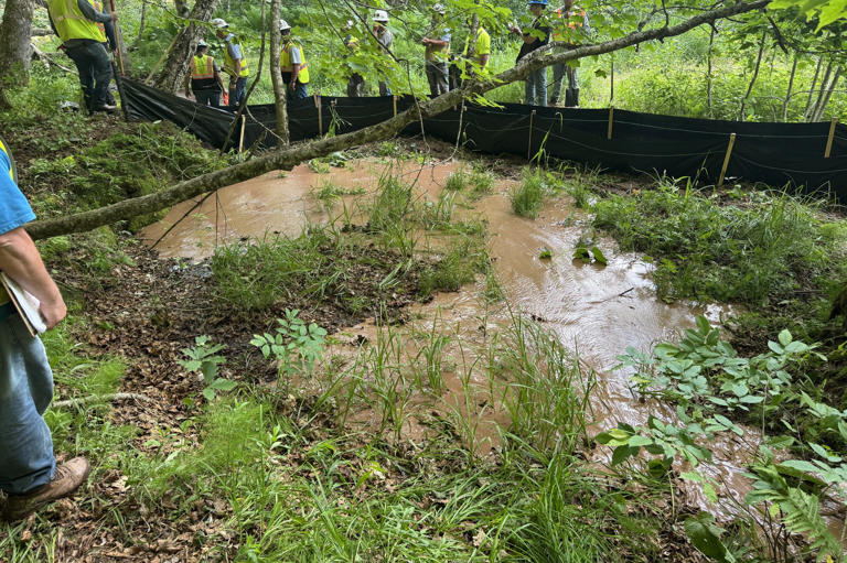 Drilling fluid spills into wetland during Line 5 reroute construction
