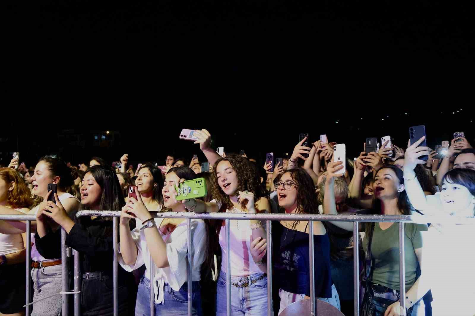 Aydın Büyükşehir’in yaza merhaba etkinliği Aydilge konseri ile başladı