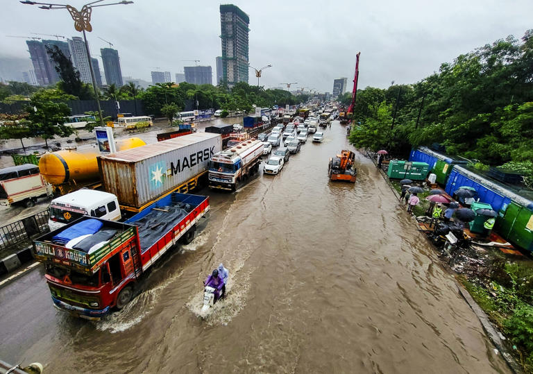 Heavy rains pummel Mumbai metropolitan region, red alert for Palghar