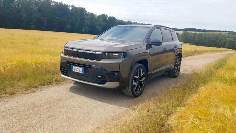 Nuova Jeep Compass 4xe elettrica 2026: 375 CV, trazione integrale e ...