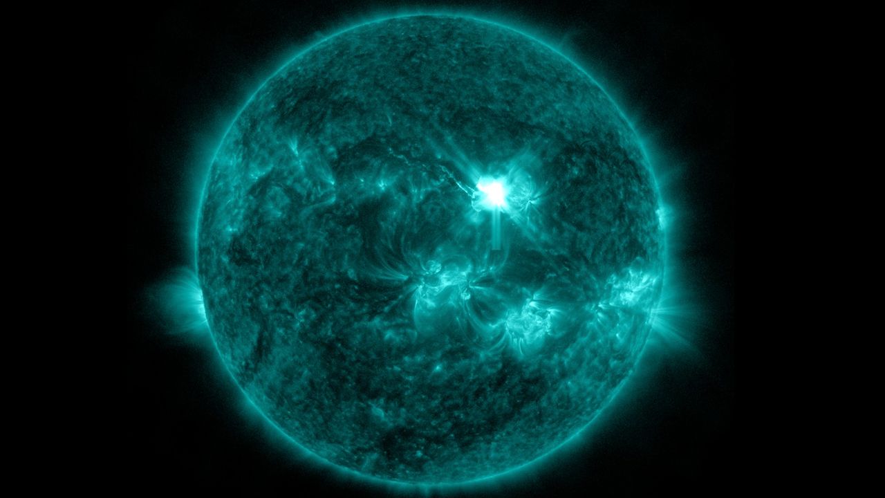 Sun unleashes powerful X-class solar flare and Earth-bound CME that ...