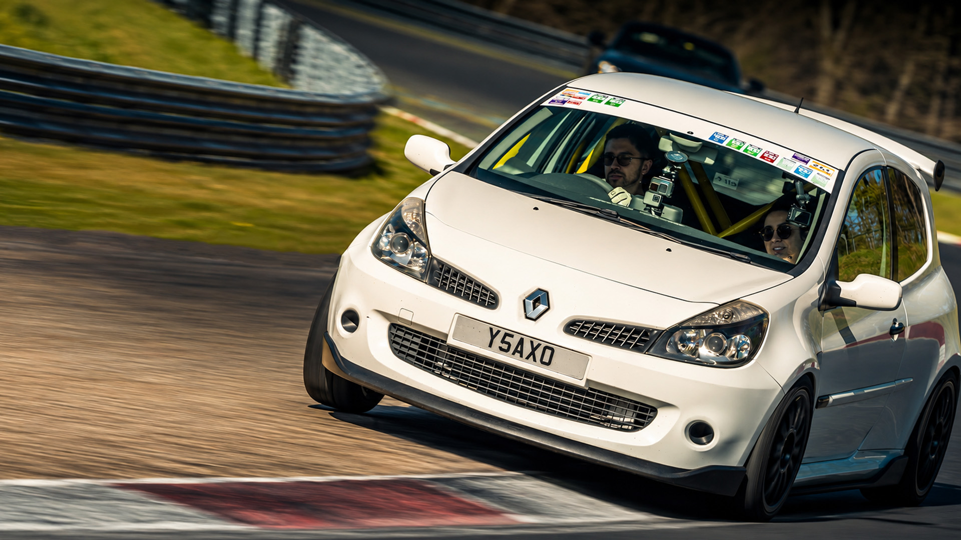 Renault Clio RS takes Nürburgring corner with insane speed