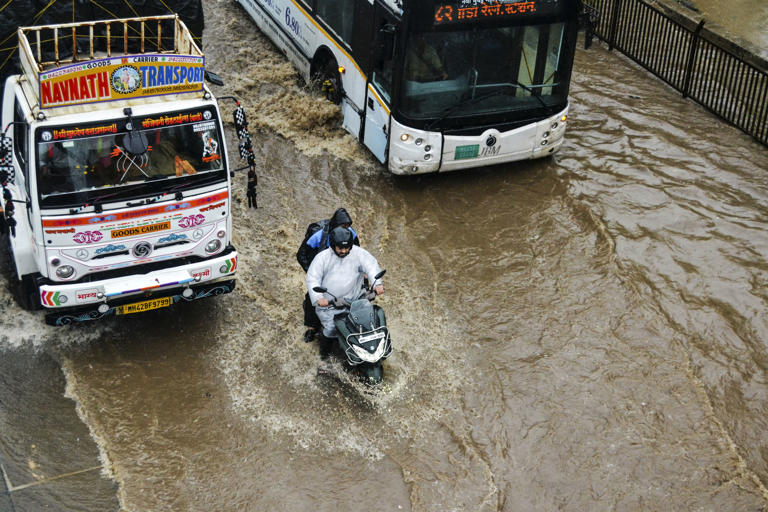 Heavy rains pummel Mumbai metropolitan region, red alert for Palghar