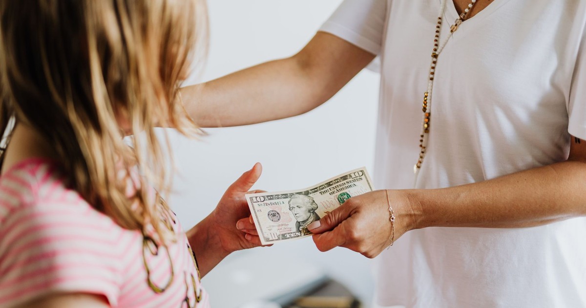 12 Things People Do When They Grew Up Without Much Money