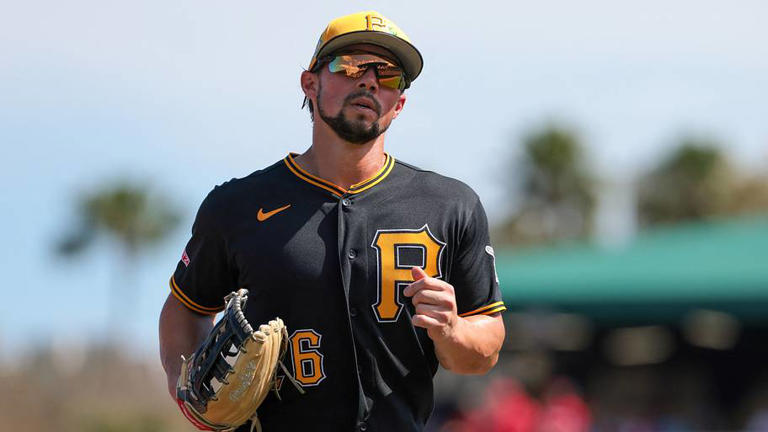 Pirates outfielder exercises contract opt-out