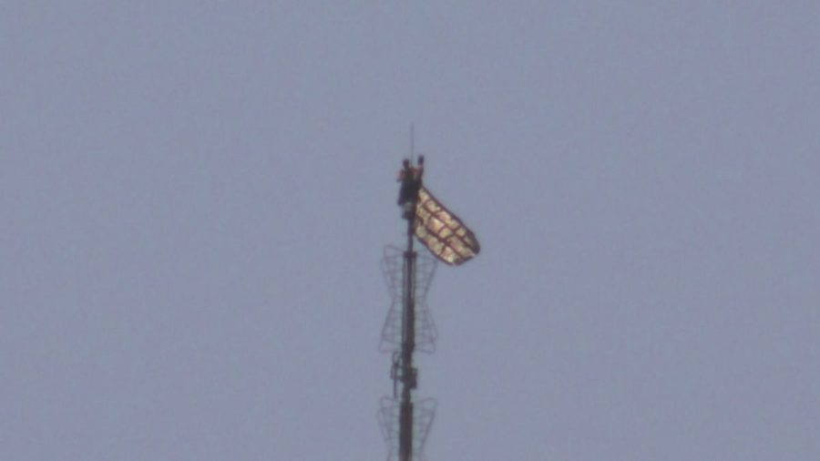 People scale spire on Empire State Building during possible publicity stunt