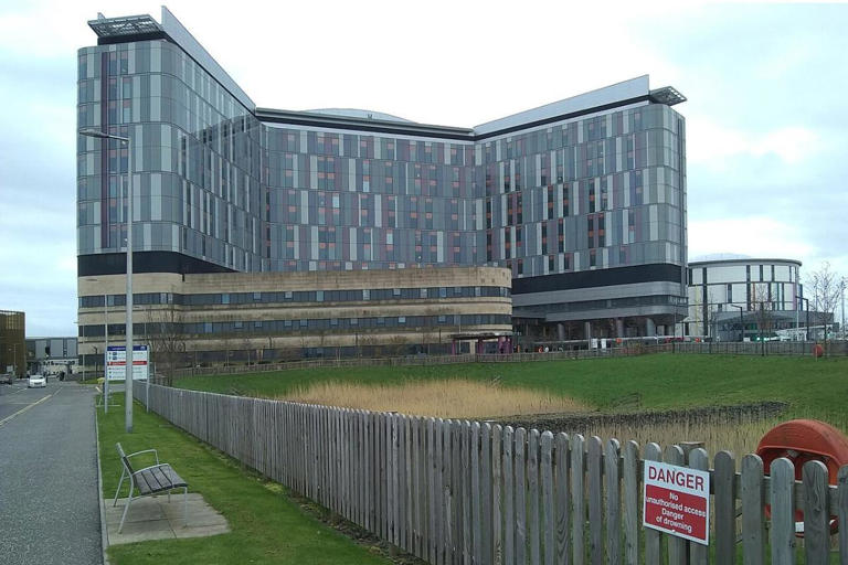 Ebola scare at Glasgow hospital ends as isolated patient tests negative ...