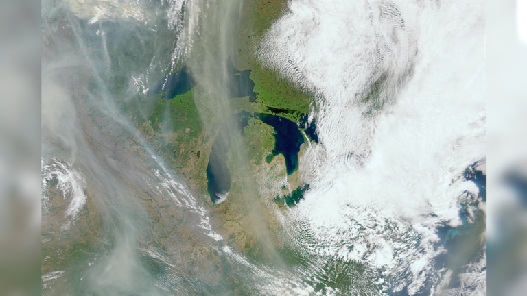 Ocean-monitoring satellite spots wildfire smoke from space | Space ...