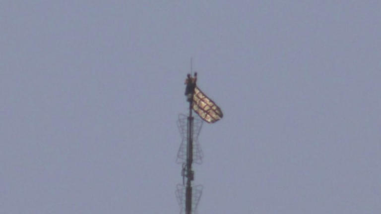 People seen hanging flag from Empire State Building