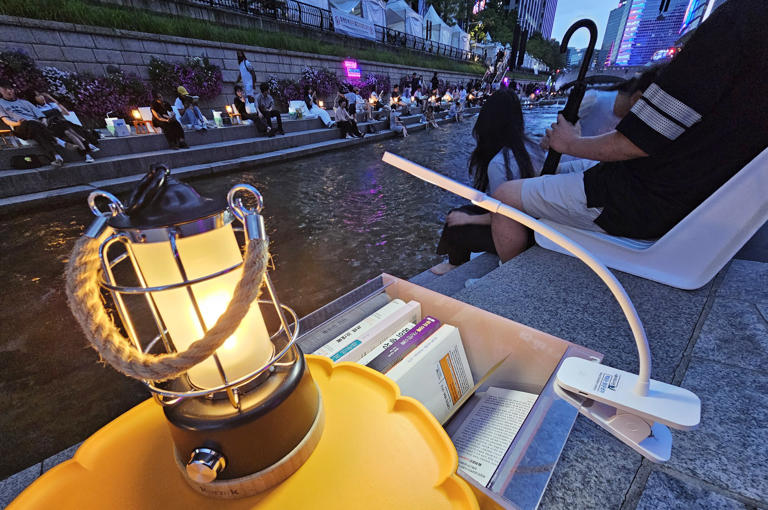 Tranquil reading at Cheonggyecheon's outdoor library