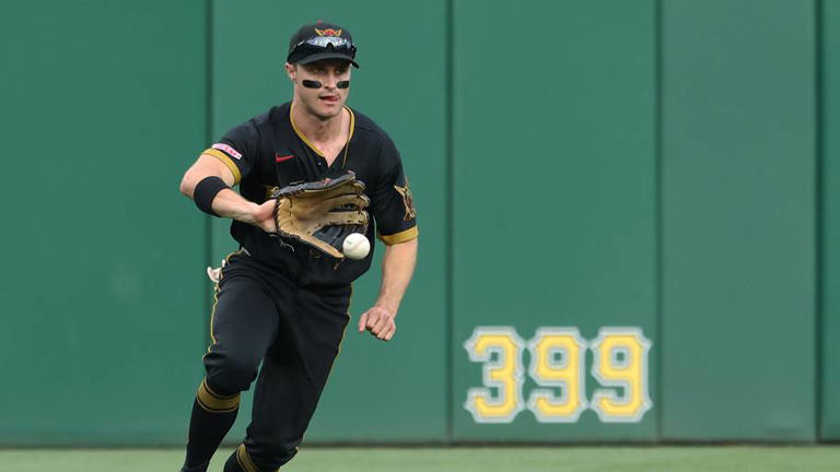 Pirates outfielder exercises contract opt-out