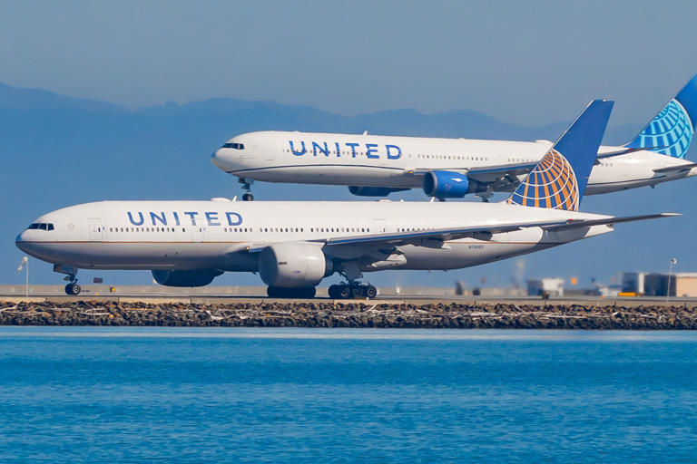 Ex-Delta Air Lines pilot reveals why United Airlines hub has 4 times ...