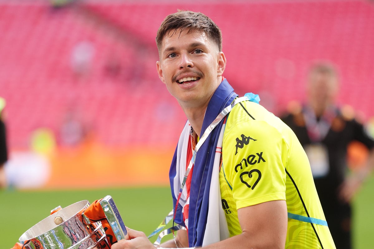 Hull sell first-choice keeper to avoid Premier League points deduction