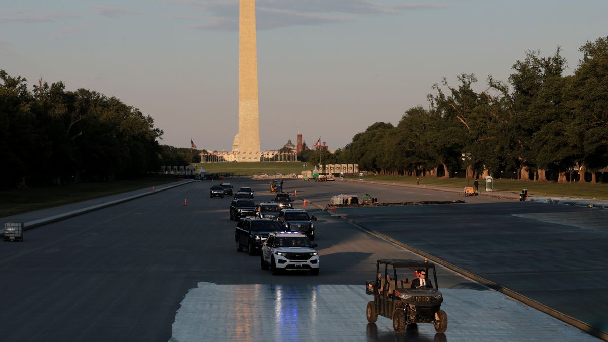 Did Trump's motorcade drive through reflecting pool during renovation ...