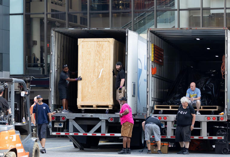 All the signs something is going on at MSG for Taylor and Travis’s ...