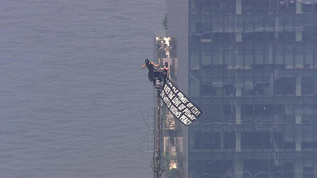 2 people climb to top of NYC's Empire State Building, appear to get engaged