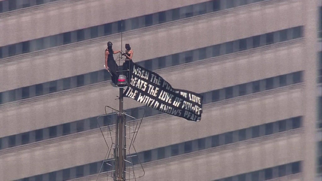 2 people climb to top of NYC's Empire State Building, appear to get engaged