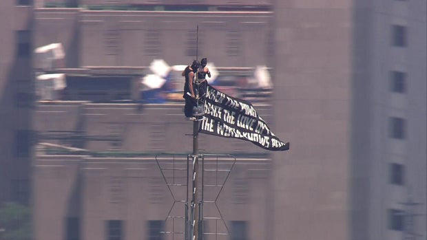 2 people climb to top of NYC's Empire State Building, appear to get engaged