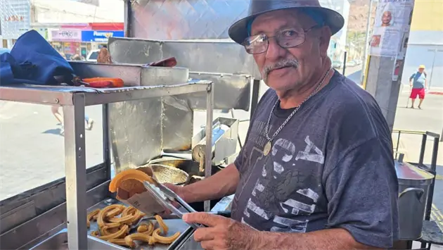 Don Armando mantiene viva la tradición de los churros con azúcar en Guaymas