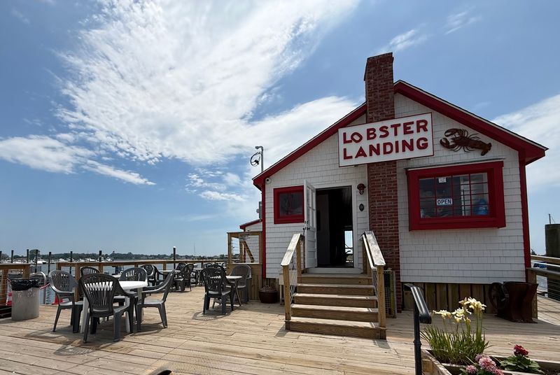 This Connecticut seafood shack serves a buttery lobster roll so packed ...