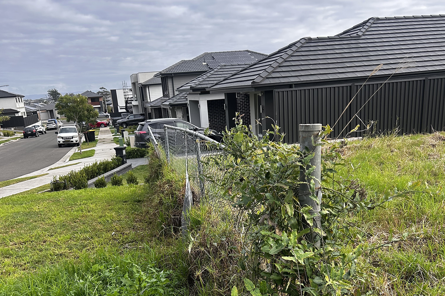 Residents oblivious to toxic threat living on vacant block next door ...