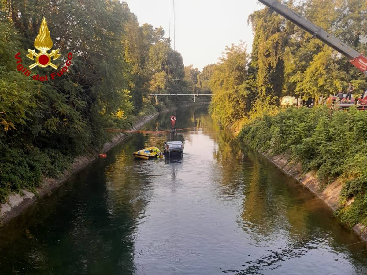 Auto con 9 giovani a bordo precipita in un canale: morti tre 17enni ...