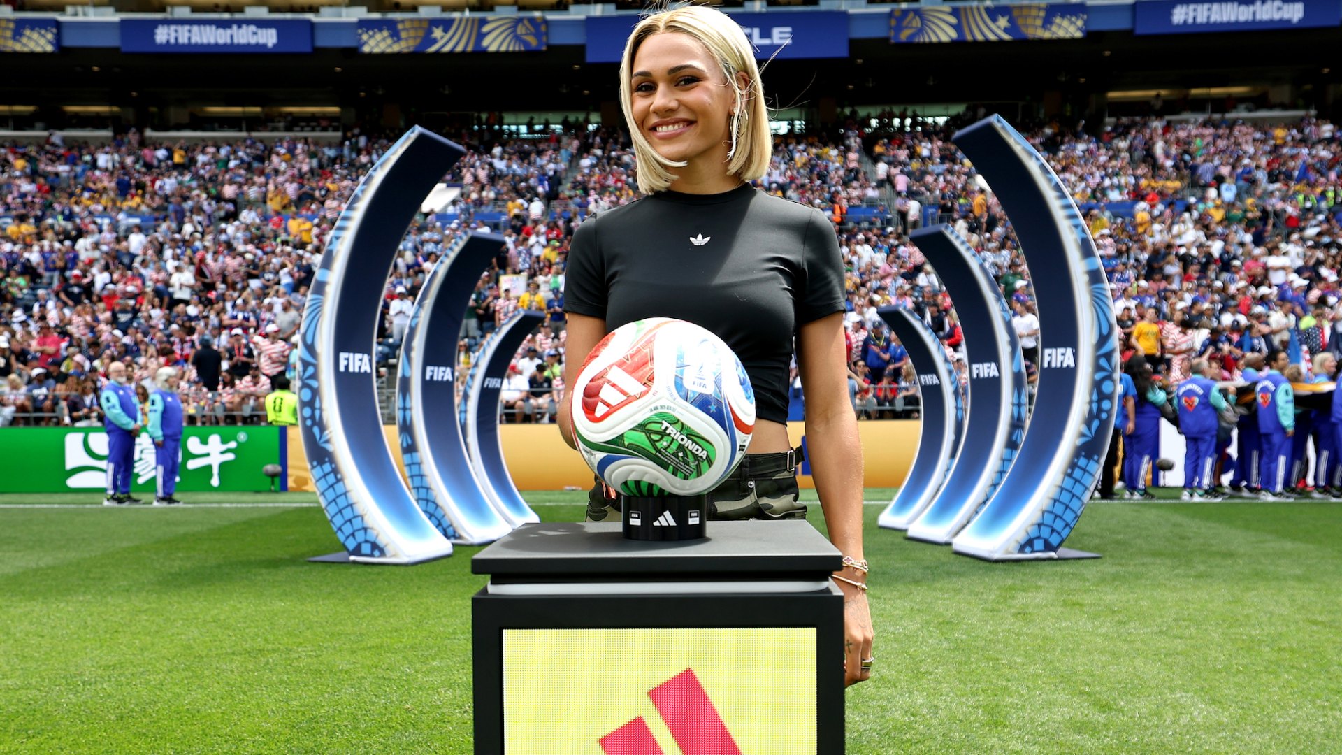 Soccer star Trinity Rodman debuts blonde bob at Team USA's World Cup match