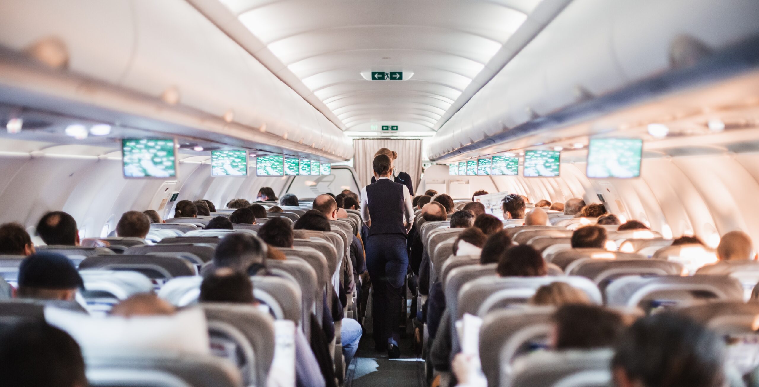 Fünf Dinge, die Sie im Flugzeug niemals tun sollten – laut Etikette-Experte