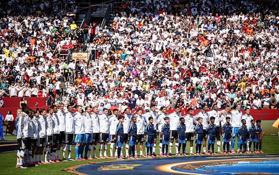 Fans singen Hymne, Undav trifft doppelt