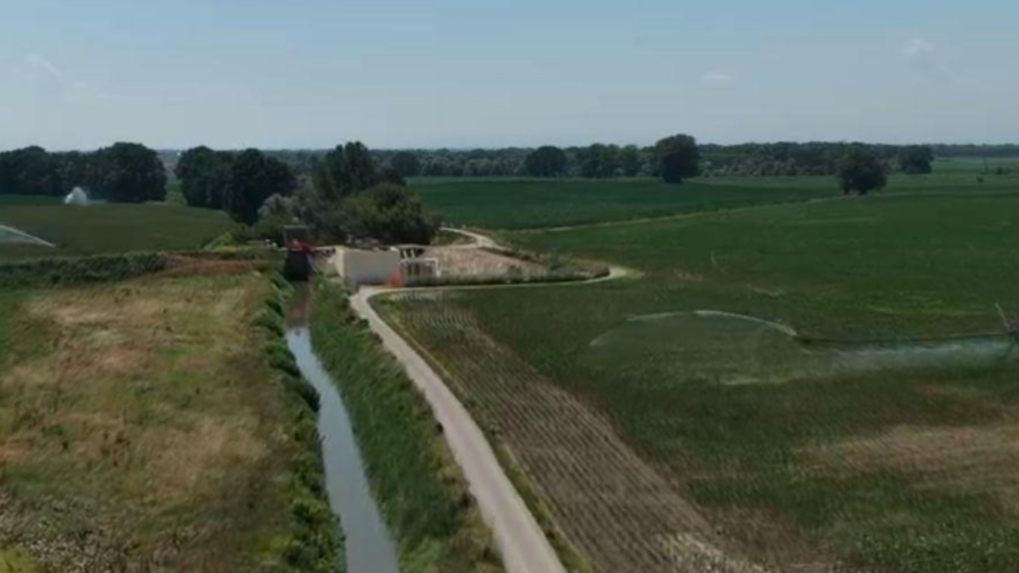 Crisi idrica del Po, il drone in volo sulle campagne vicine al fiume