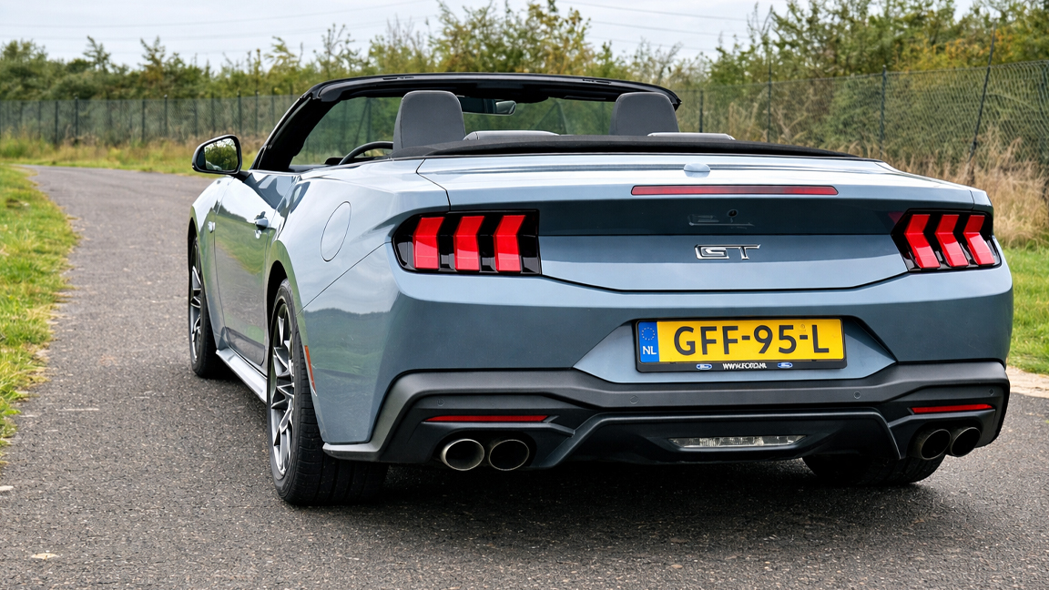 Ford Mustang GT auf der Autobahn am Limit