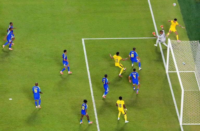 Soccer-fifteen saves, one point: Room leads Curacao to World Cup history